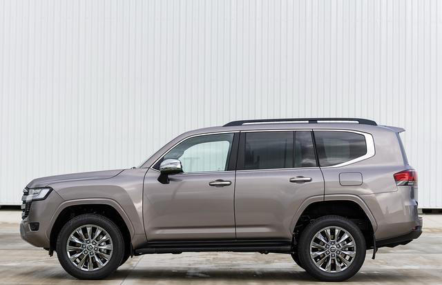 “越野还得酷路泽”，丰田LC300实车，配3.5T+10AT，开着有面子