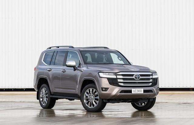 “越野还得酷路泽”，丰田LC300实车，配3.5T+10AT，开着有面子
