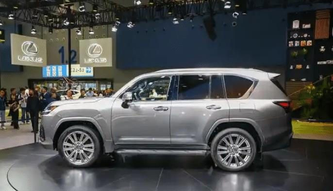 雷克萨斯LX700h落地超230万，混动技术被碾压，溢价150万收割富豪