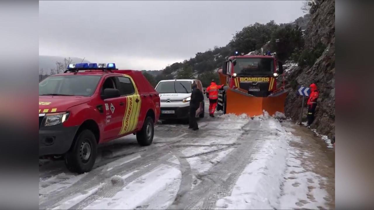 Emergency teams battle severe snow storm in Valencia, Spain