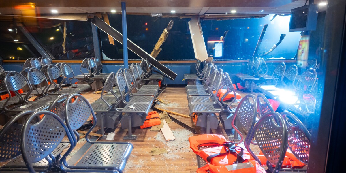 Crash auf der Elbe - Transportschiff rammt Fähre und verletzt elf Menschen