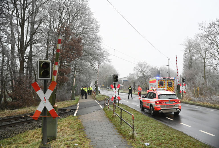 Mann wird an Bahnübergang von Zug erfasst und stirbt