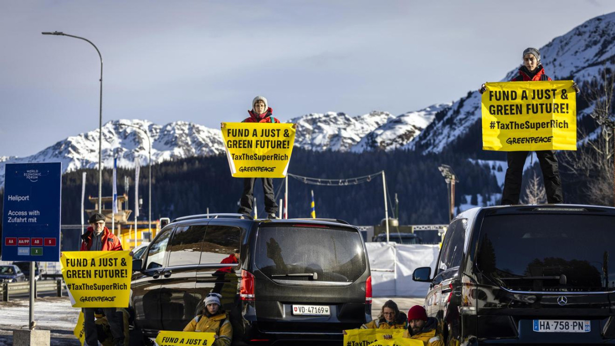 Activistas de Greenpeace bloquean el helipuerto de Davos y piden más ... Activistas de Greenpeace bloquean el helipuerto de Davos y piden más ...