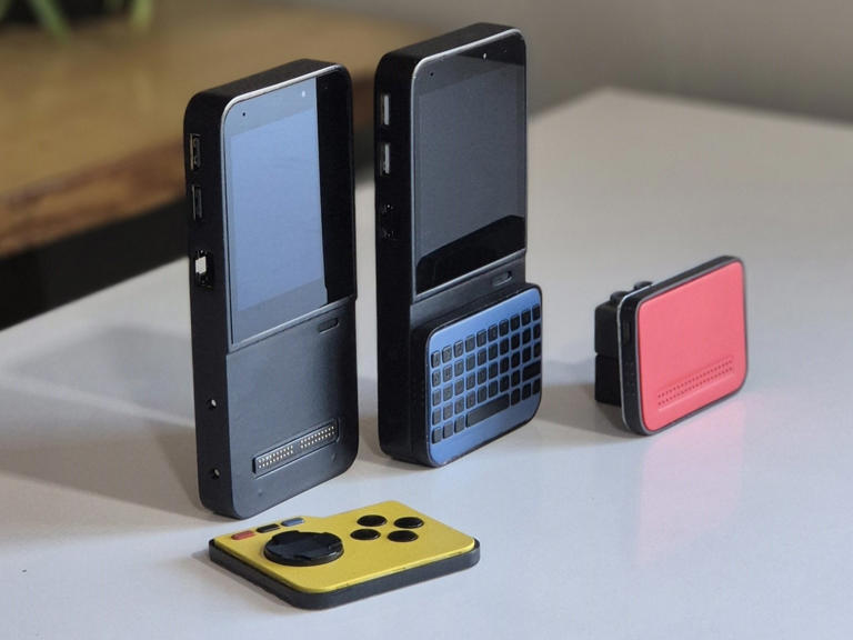 Mecha Comet 模块化掌上 Linux 电脑亮相：下方支持多种功能模组