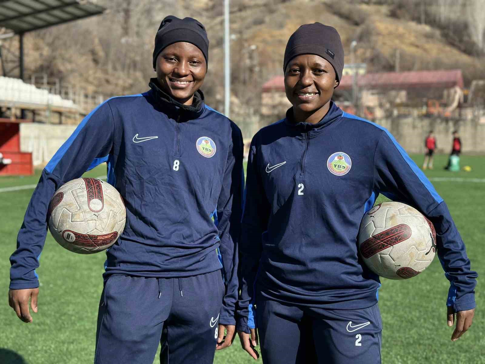 Afrikalı kadın sporcular Yüksekova’da mutlu