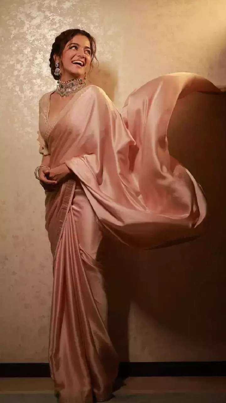 5 Modern Satin Sarees To Dazzle On Your Convocation Ceremony