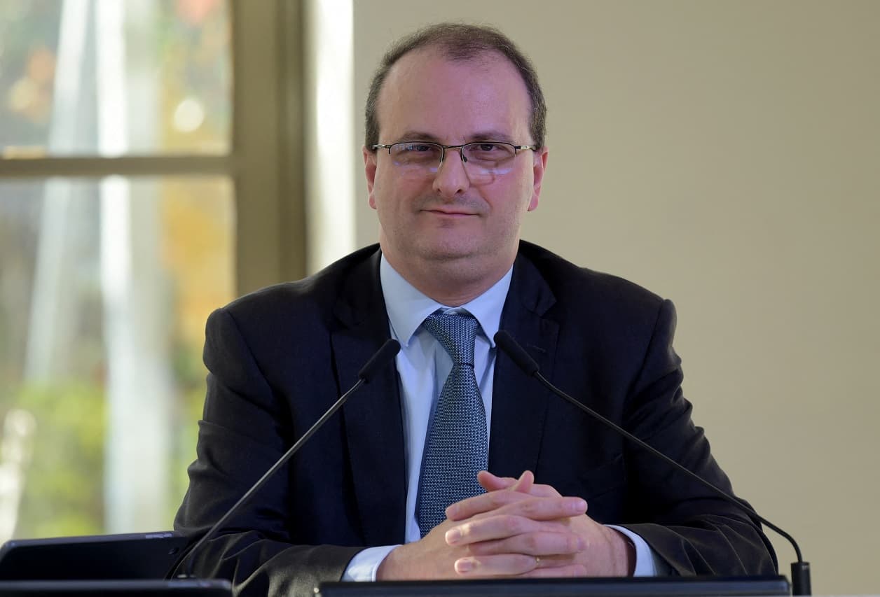 Emmanuel Macron propose Philippe Pascal pour remplacer Augustin de ...