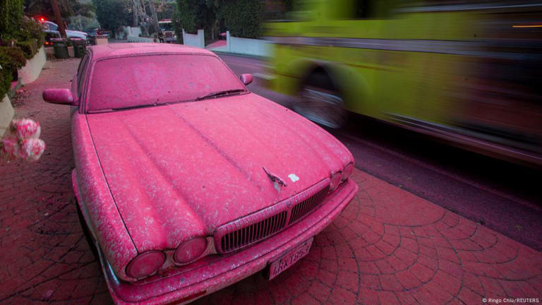 Fire in L.A.: How does the pink fire retardant work?