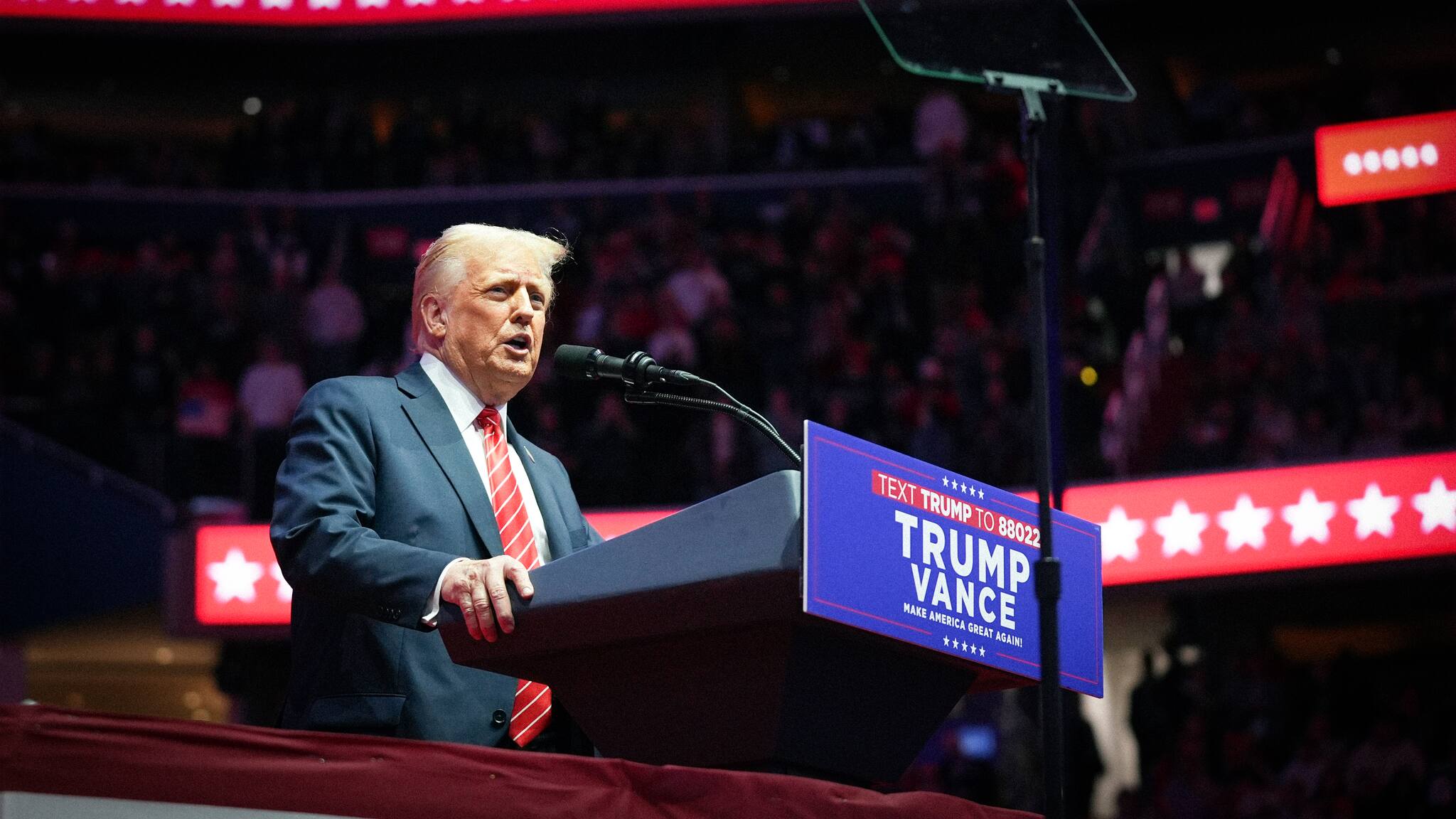 „Fast wie Gott“: Donald Trump lässt sich vor Vereidigung von Anhängern ...