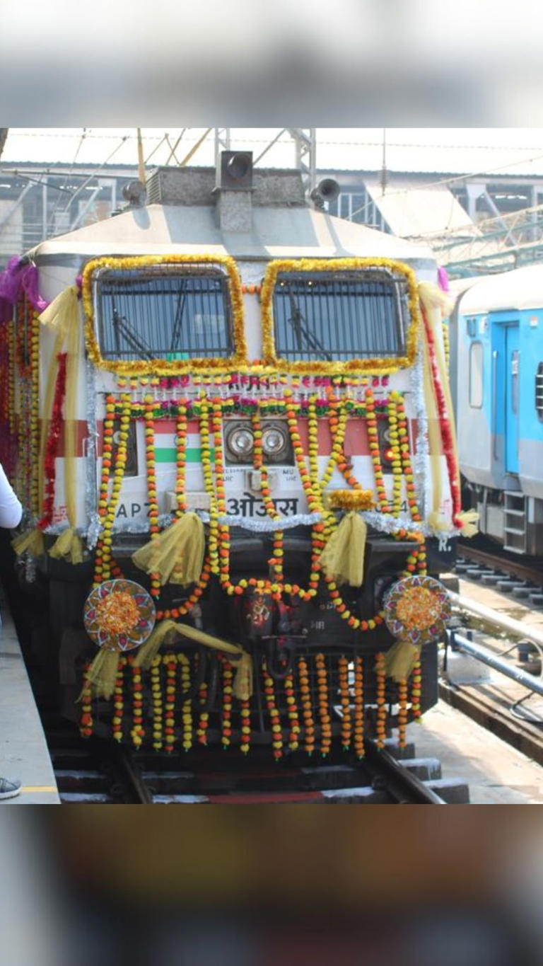 In Photos: Iconic CSMT-Hazrat Nizamuddin Rajdhani Express Marks 6 Years Of Speed, Comfort And ...