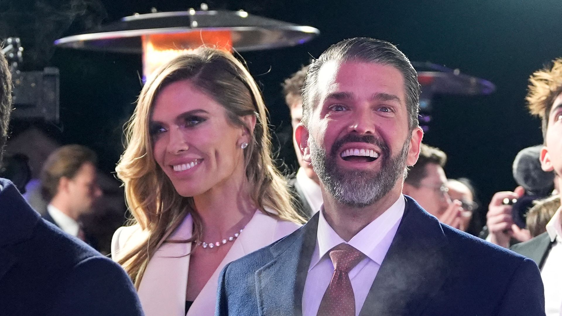 Donald Trump Jr. aparece en público con Bettina Anderson durante las ...