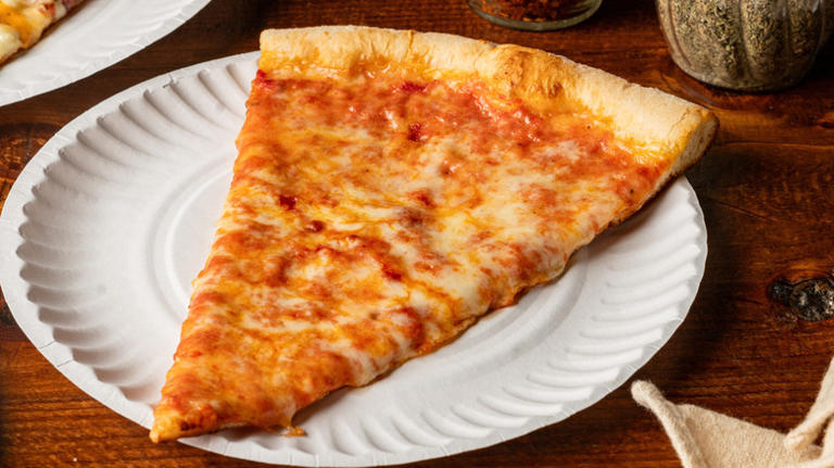 The Foil Trick That Prevents Cheese From Melting Off Reheated Pizza