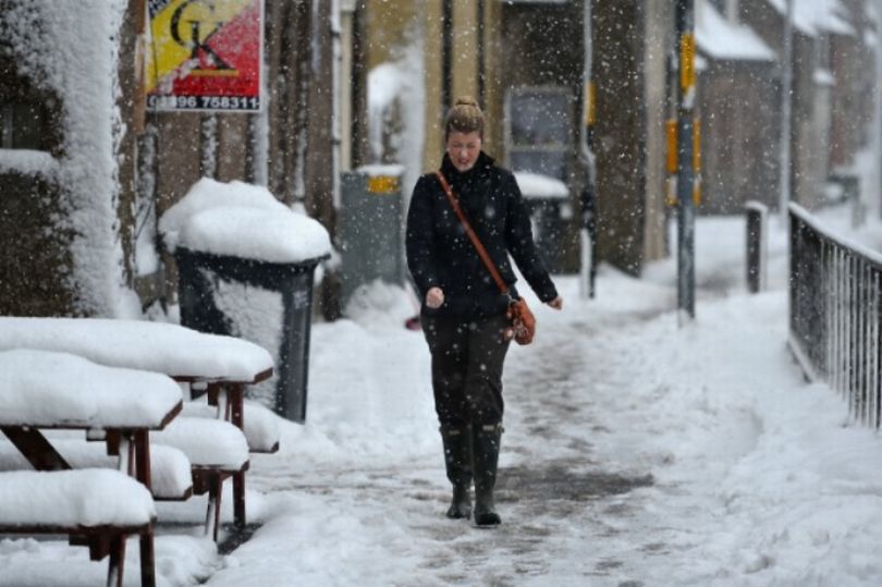 UK snow bomb alert as '12 areas' at risk of -7C temperatures