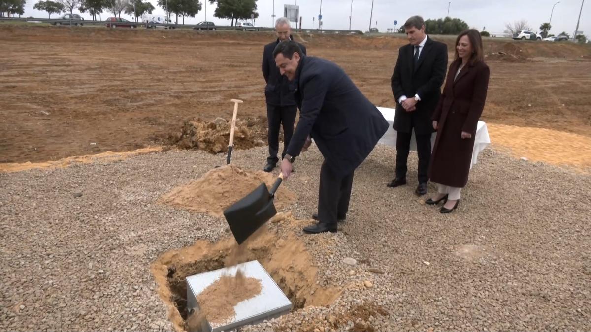Juanma Moreno pone la primera piedra en la construcción de 38 viviendas ...