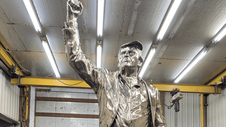 Ohio artist creates a 15-foot tall bronze statue of Donald Trump, “Don ...