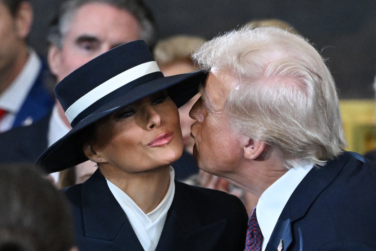 Watch awkward moment Donald Trump leans in for kiss with wife Melania ...