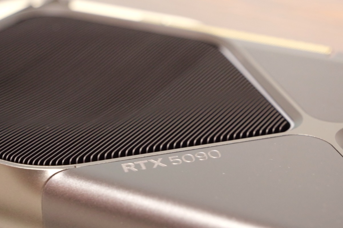 GeForce RTX 5090 Founders Edition開封の儀、12V-2x6変換ケーブルは6＋2ピンが4系統