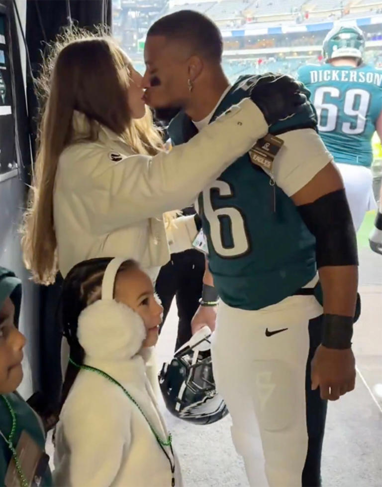 Saquon Barkley kisses girlfriend, shares special handshake with ...