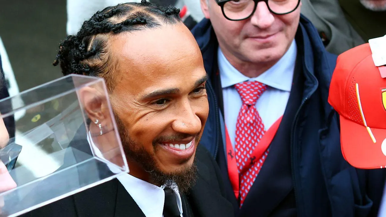 Primeiro dia na Ferrari: Lewis Hamilton apresenta-se ao serviço