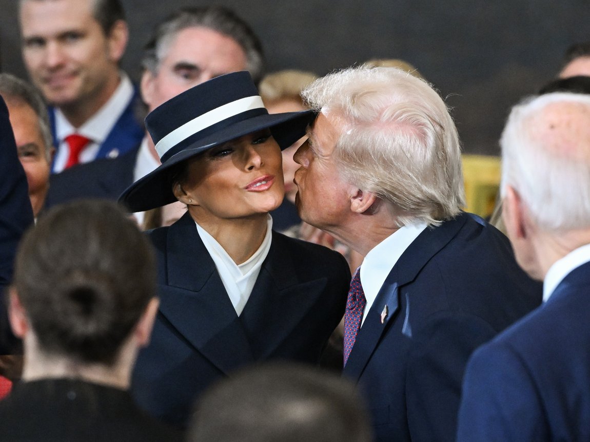 Amtseinführung von Donald Trump: Wenn der Hut das Küsschen verhindert