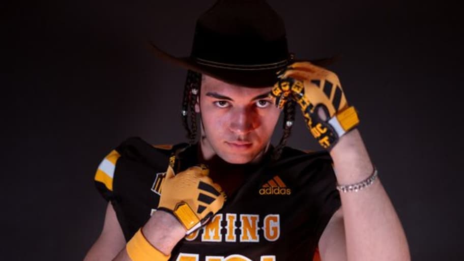 Texas high school defensive end commits to Wyoming