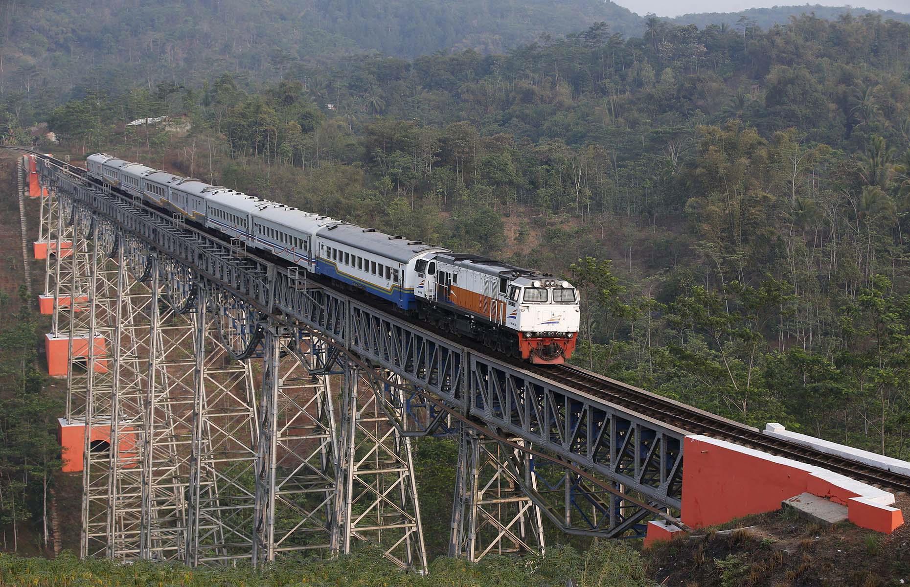 The world's most terrifying train journeys, ranked