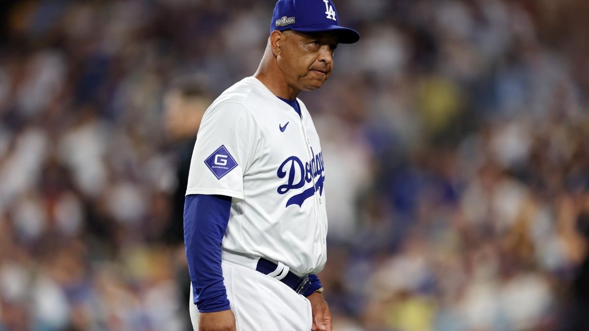 MLB: Dave Roberts reveals three Dodgers leaders helped him decide the ...