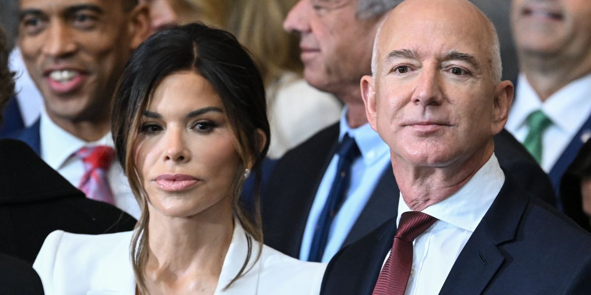 Jeff Bezos' Fiancée Lauren Sánchez Opts For Daring Look At Trump's ...