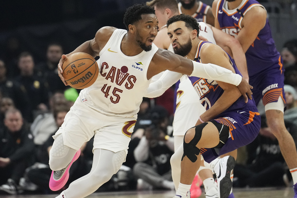 Donovan Mitchell scores 33 points and propels NBA-leading Cavaliers to ...