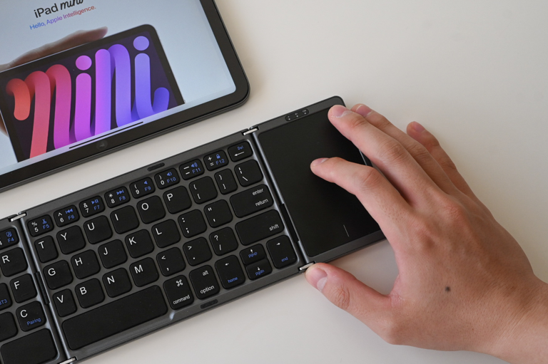 小さくて軽いのにiPad mini＆PC周辺機器が一式収納できるガジェットポーチ【今日のライフハックツール】