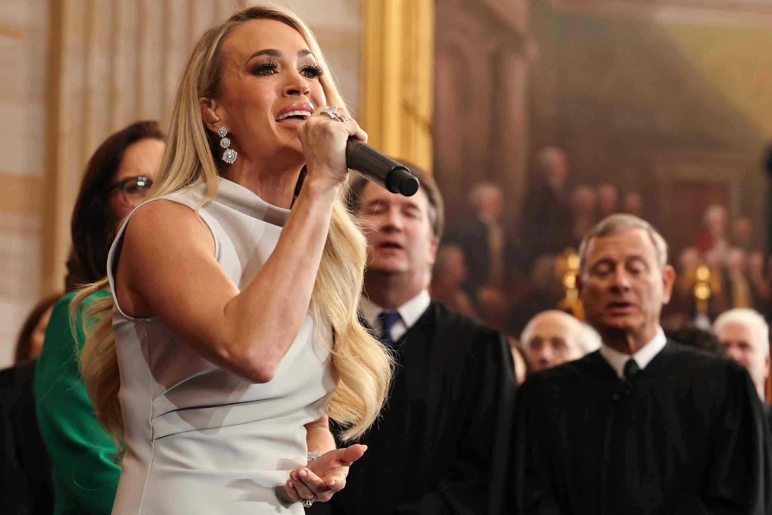Carrie Underwood forced to sing without music after glitch at Trump ...