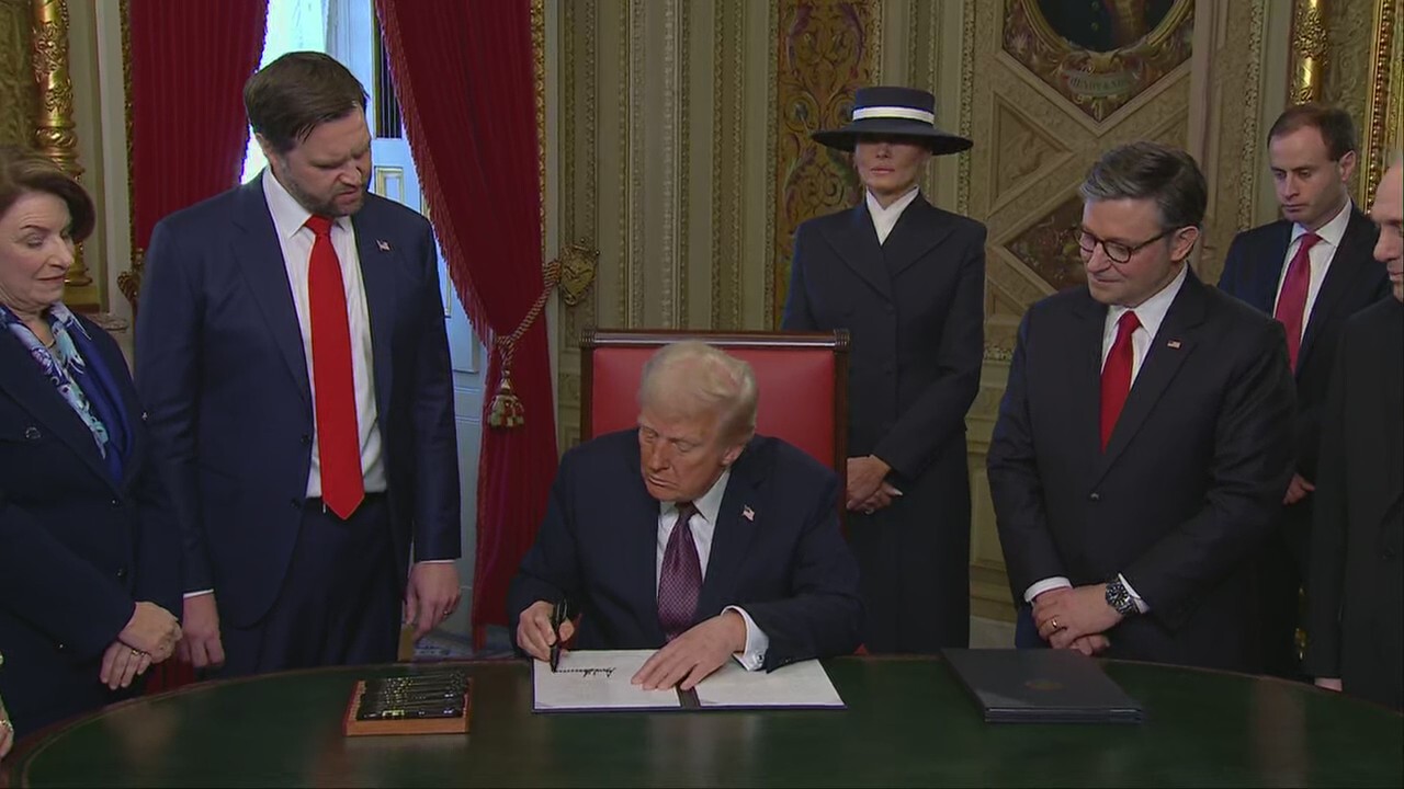 Pres. Trump holds signing ceremony after inauguration