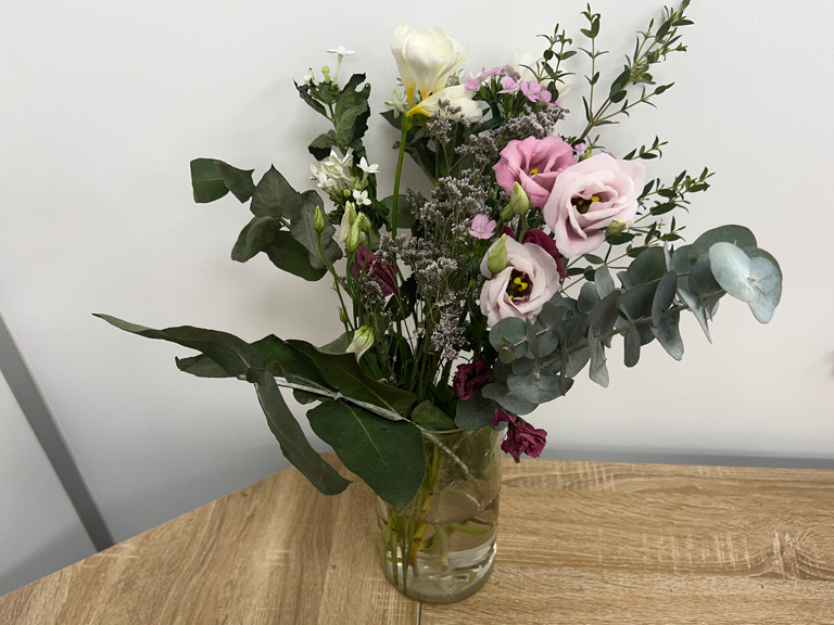 7 best letterbox flowers to gift to friends and loved ones