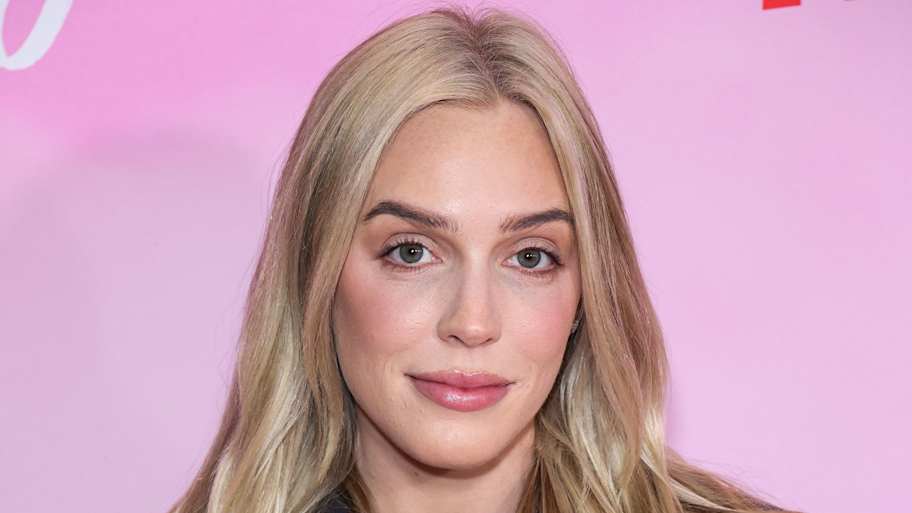 5-foot-11 Kylie Kelce towers over tiny Alexandra Cooper at Eagles game