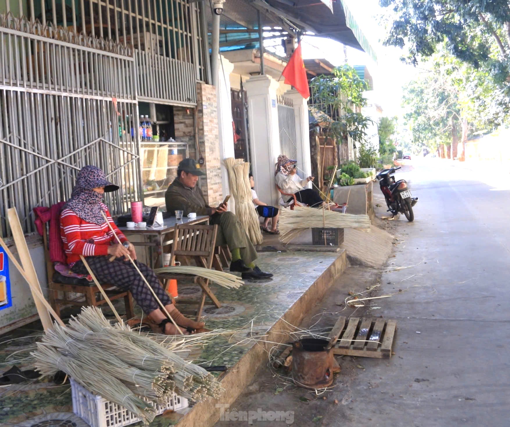 Thợ chẻ lạt, nan tất bật dịp cận Tết