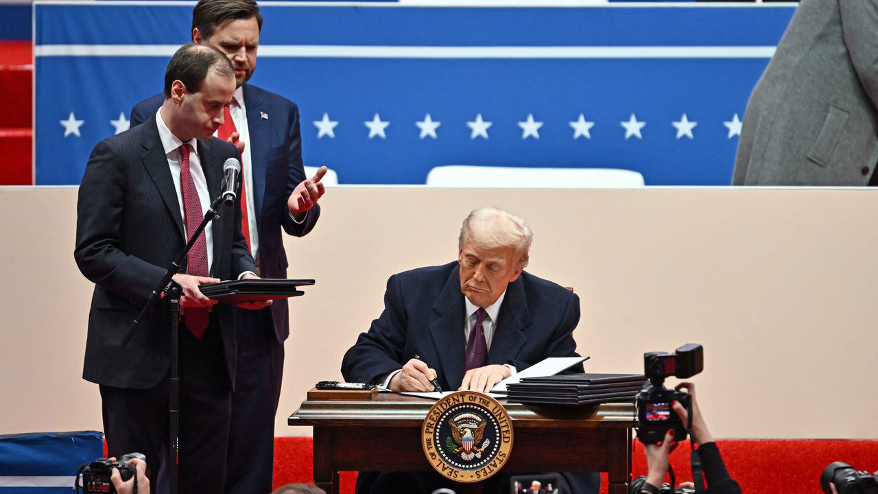 Trump orders end to remote work, hiring freeze for federal workers Trump orders end to remote work, hiring freeze for federal workers