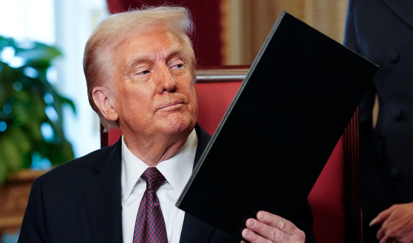 Trump flanked by tech billionaires at his inauguration