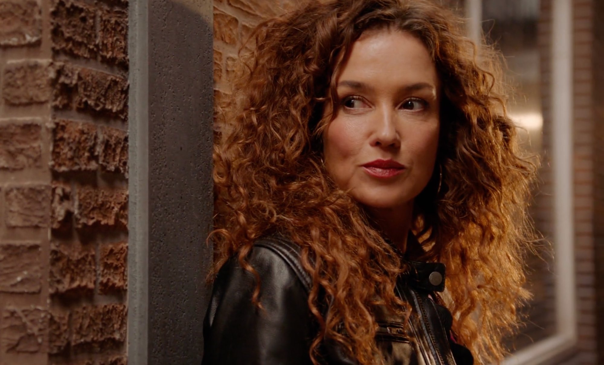 Daar is ze dan: Katja Schuurman maakt mysterieuze rentree in GTST