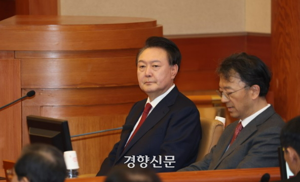 ‘수인번호 0010’ 윤석열, 수용복 벗고 정장차림으로 헌재 심판정 출석