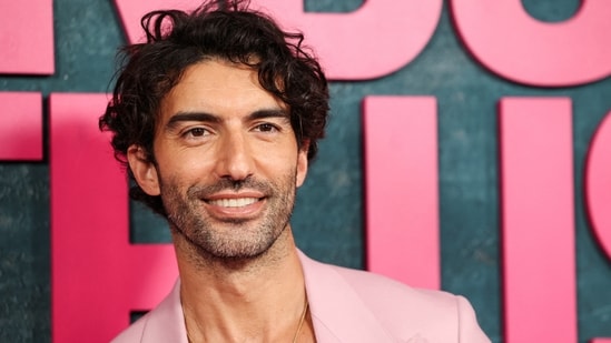 Justin Baldoni shows off six-pack abs in Hawaii beach trip days after ...