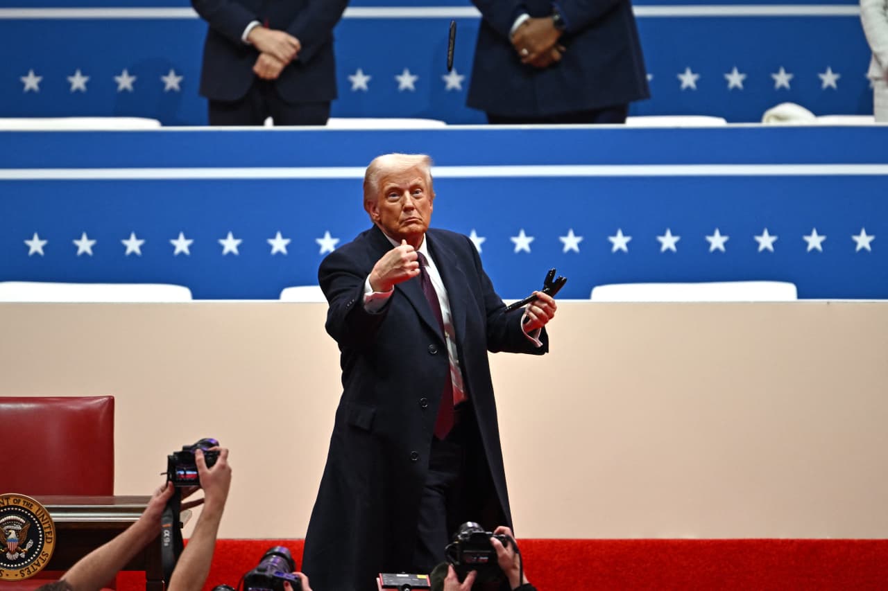 Trump’s First Day in Office: Signing Orders, Spinning Yarns, Settling ...