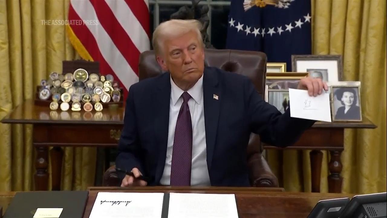 Trump finds letter from Biden in Oval Office desk drawer while signing ...