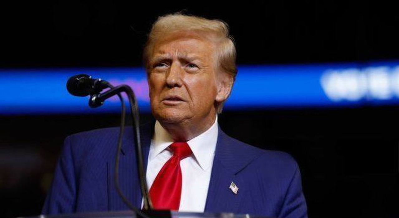 Donald Trump mostra lo screensaver del suo cellulare durante l ...