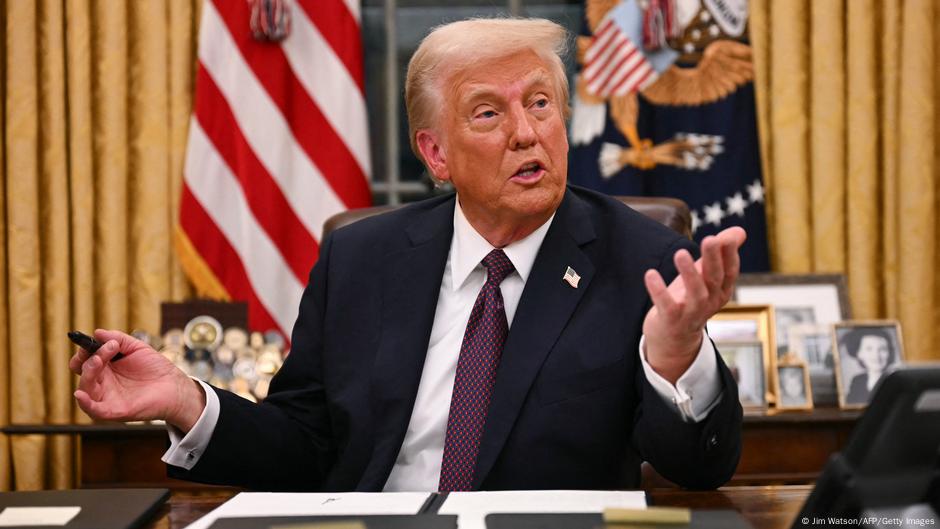 Trump assina dezenas de decretos e anula decisões de Biden