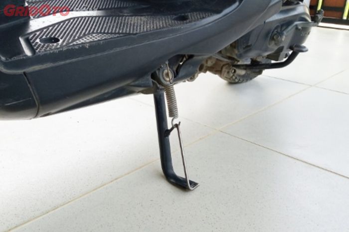Apakah Sering Parkir Pakai Standar Samping Bikin Sokbreker Motor Rusak ...