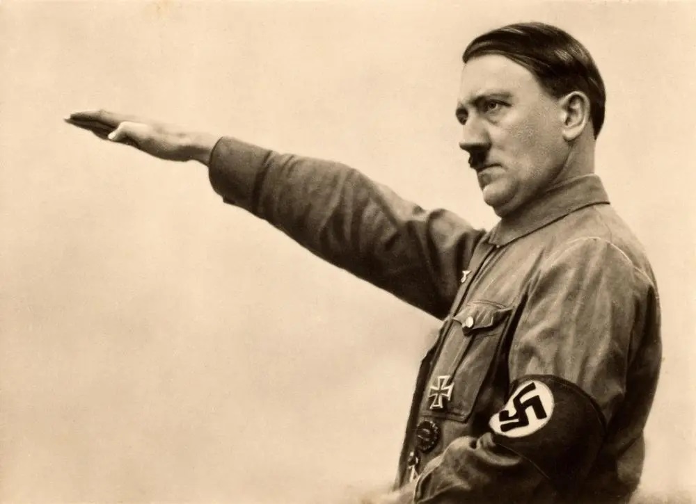 Cos’è il saluto romano, come nasce e che differenza c’è con quello nazista?