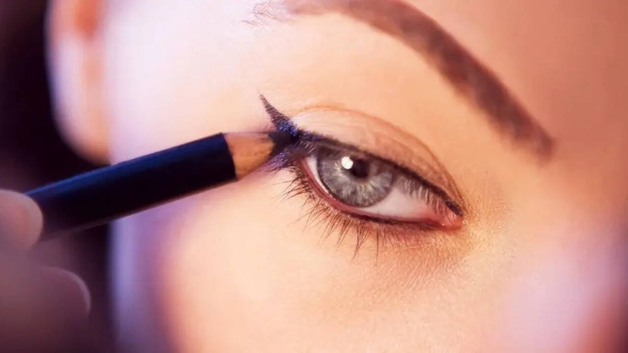 Not Removing Your Mascara Before Sleep Leads To This Gross Reaction