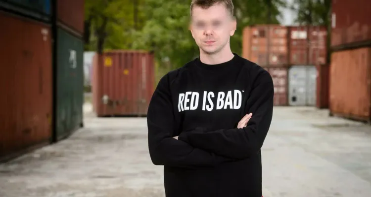 Twórca Red is Bad pozostanie w areszcie