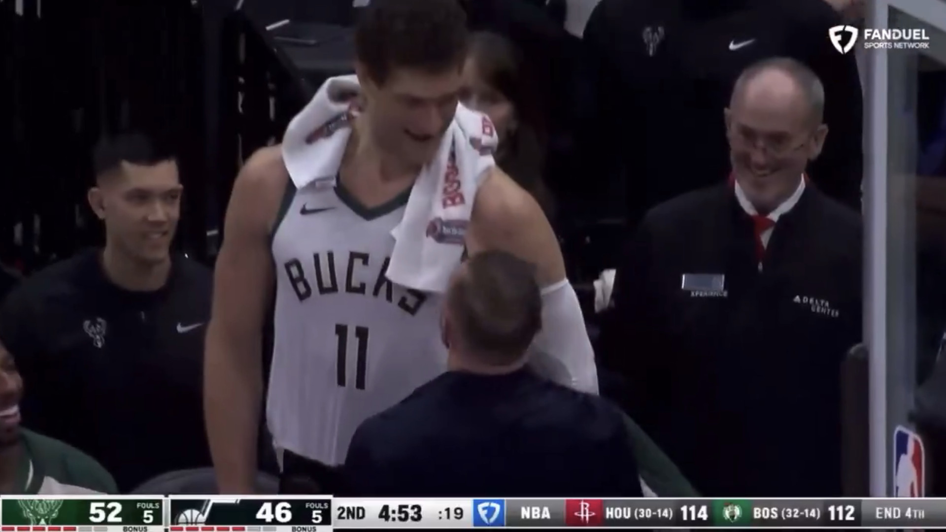 Conor McGregor sized up Brook Lopez and looked like a child