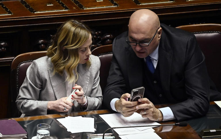 Meloni indagata, ora il governo grida al complotto dei giudici. Crosetto: «Vogliono avvelenare ...